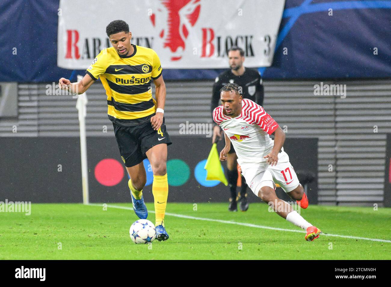 Leipzig, Deutschland. 13th Dec, 2023. Zweikampf zwischen Aurele Amenda ...