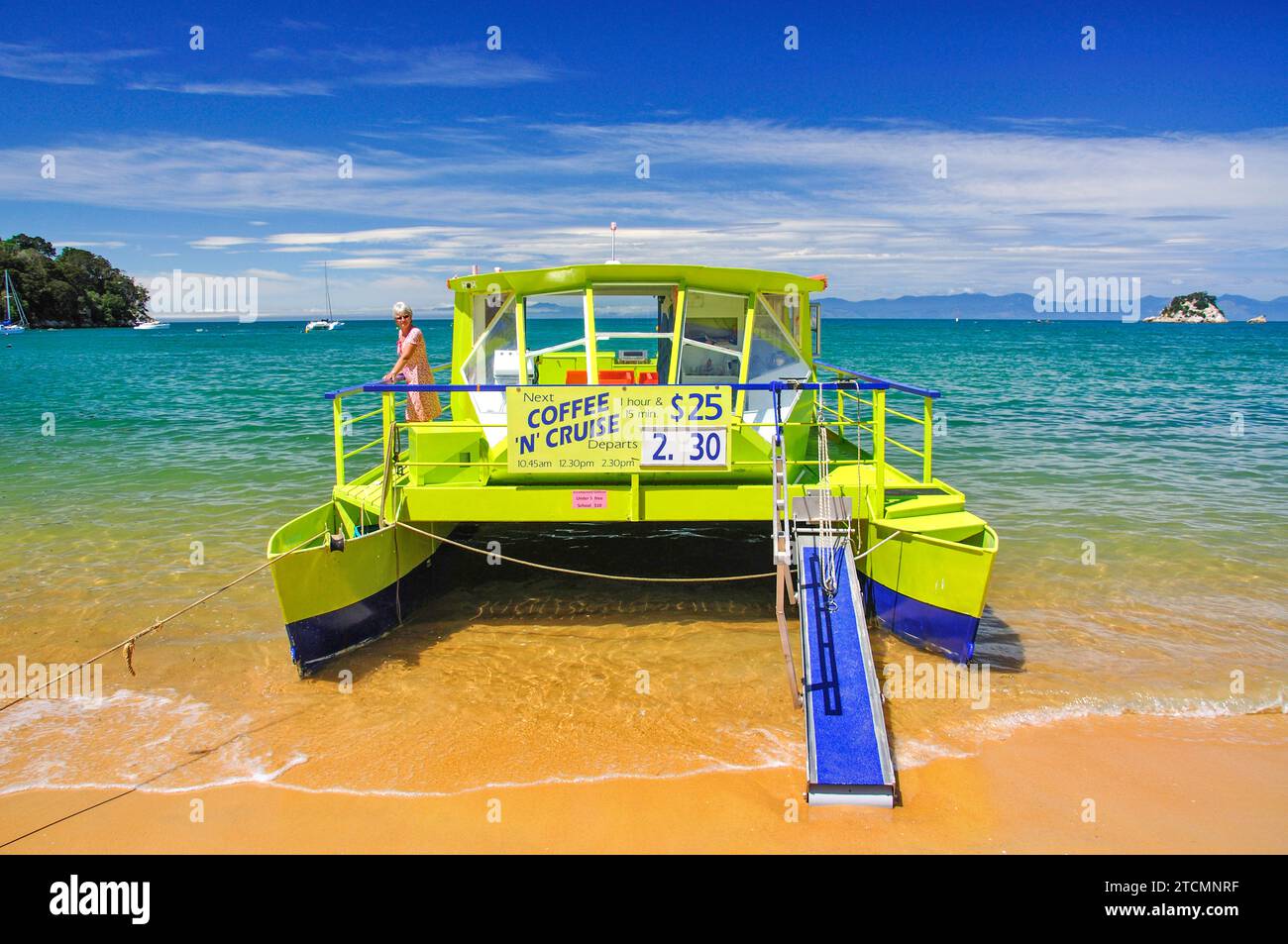 'Coffee 'N' Cruise excursion boat on Kaiteriteri Beach, Kaiteriteri ...