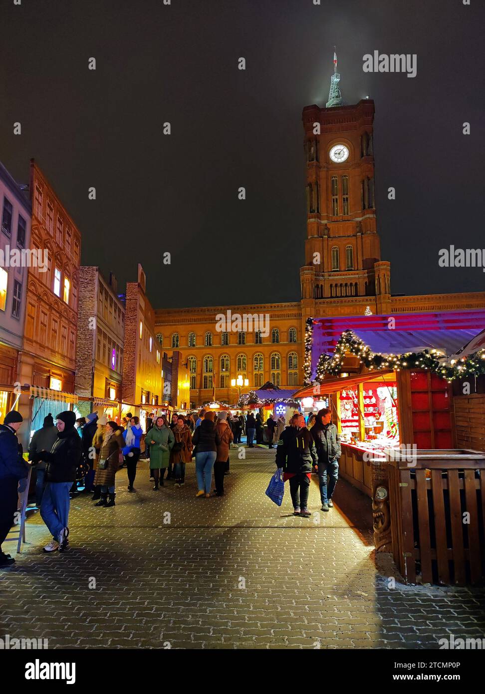 Weihnachtsmarkt am roten rathaus hi-res stock photography and images ...