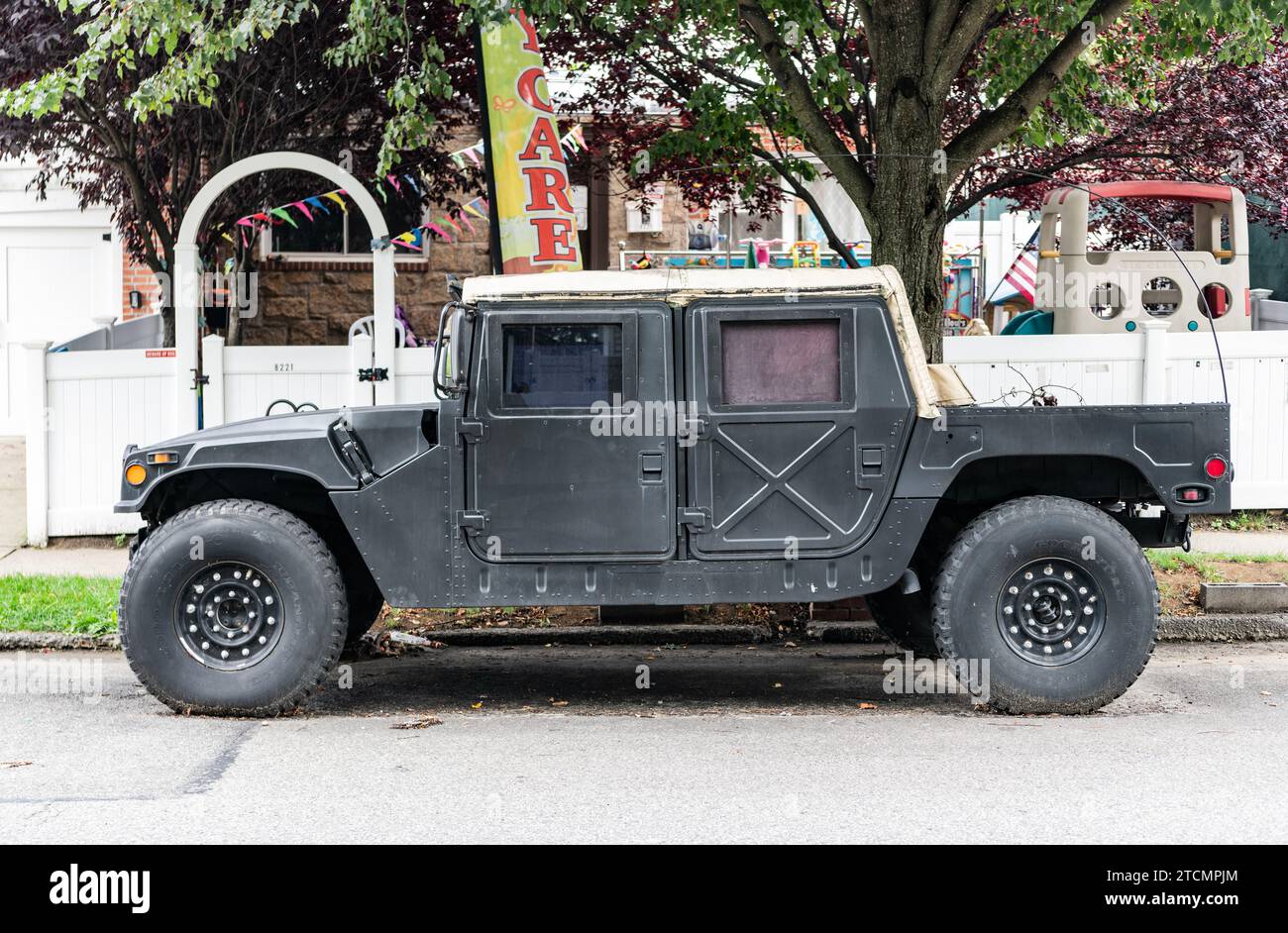 Hummer H1 Side View Hummer H1 Black And White Stock Photos & Images