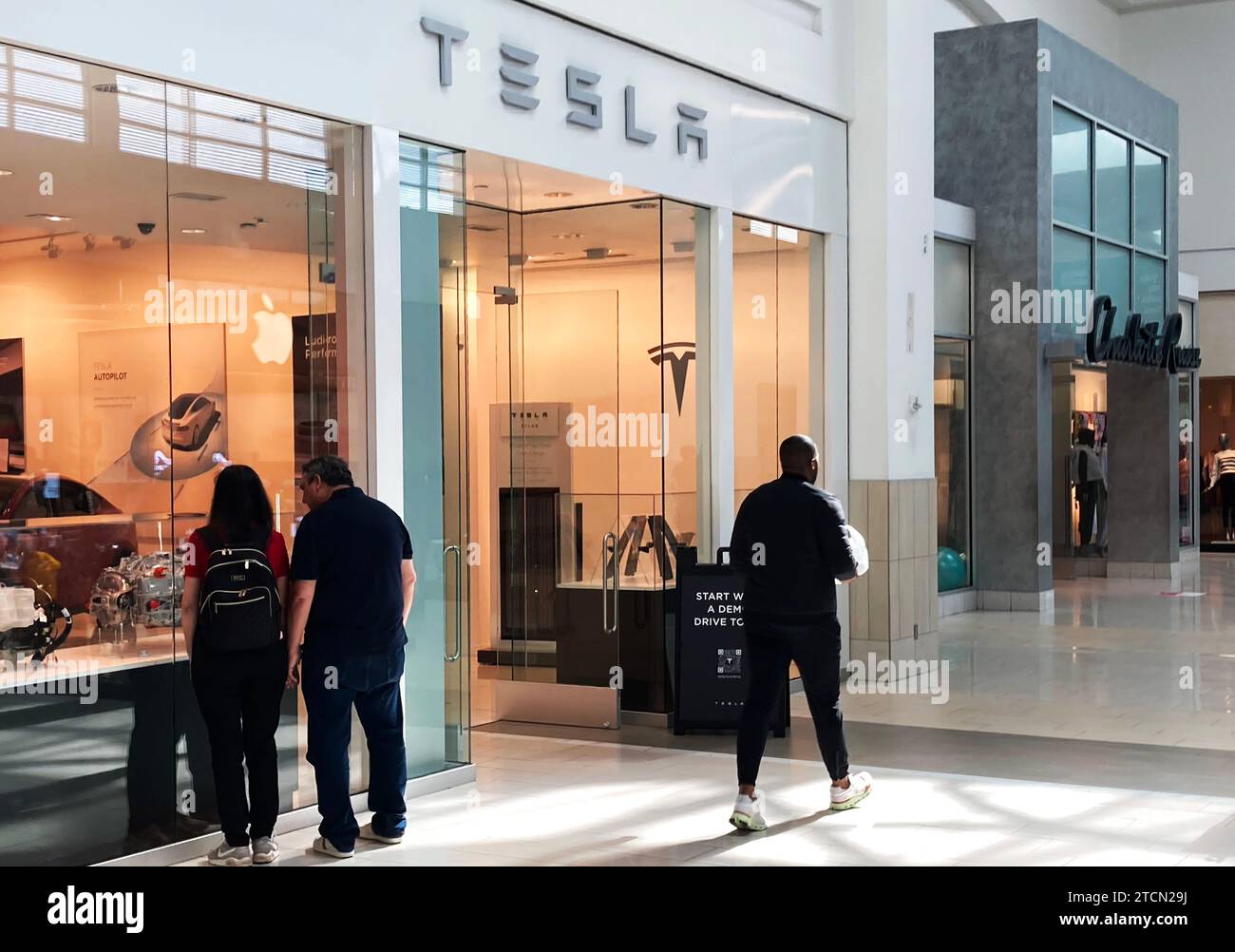Orlando, United States. 13th Dec, 2023. People visit a Tesla showroom ...
