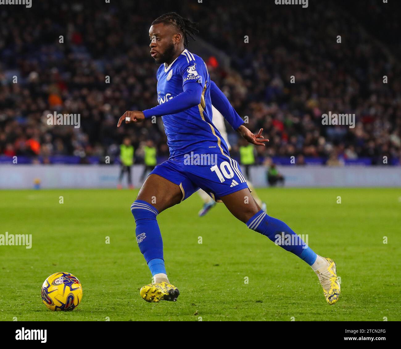 Stephy Mavididi #10 of Leicester City makes a break with the ball ...