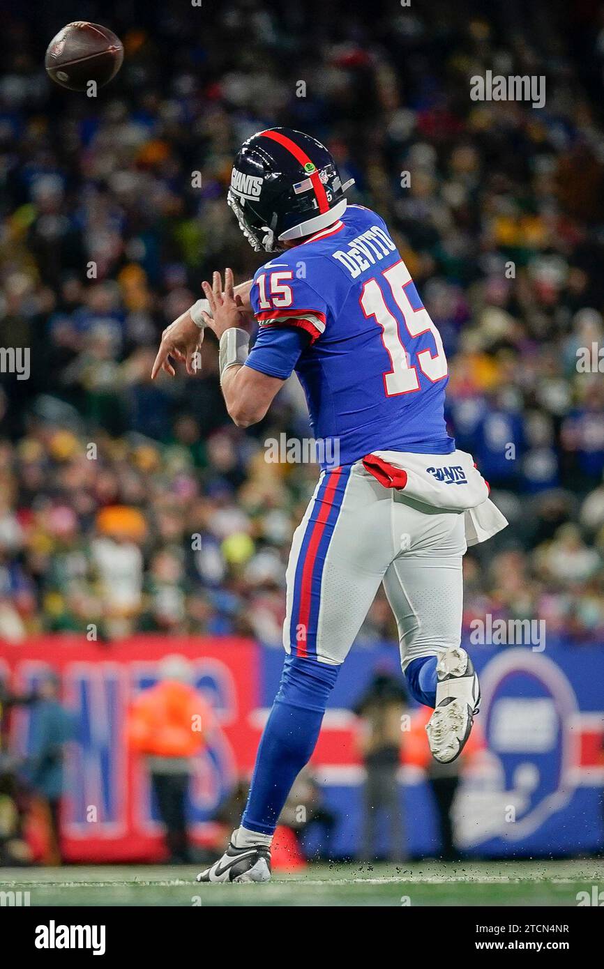 New York Giants quarterback Tommy DeVito (15) passes the ball during an ...