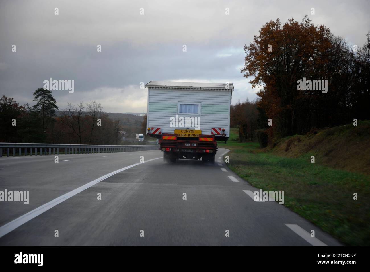 WIDE LOAD - ESCORTED CONVOY OF A BUNGALOW HOUSE - HOUSE MOVING - HEAVY ...