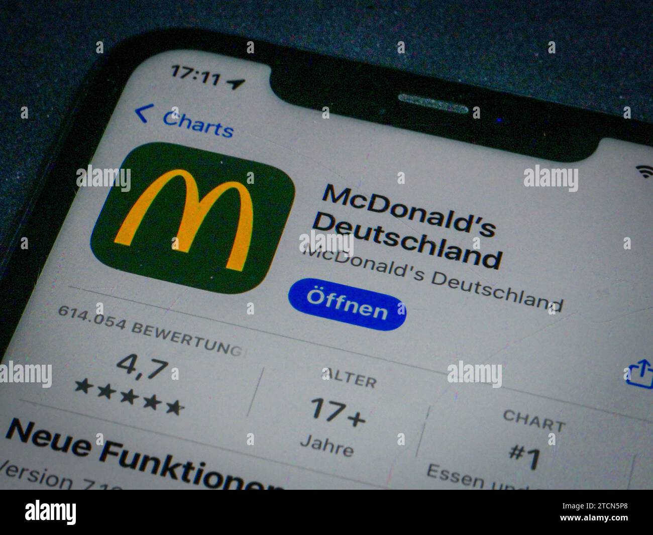 App Store - Apple - Apple App Store auf einem iPhone. Apps Charts ...