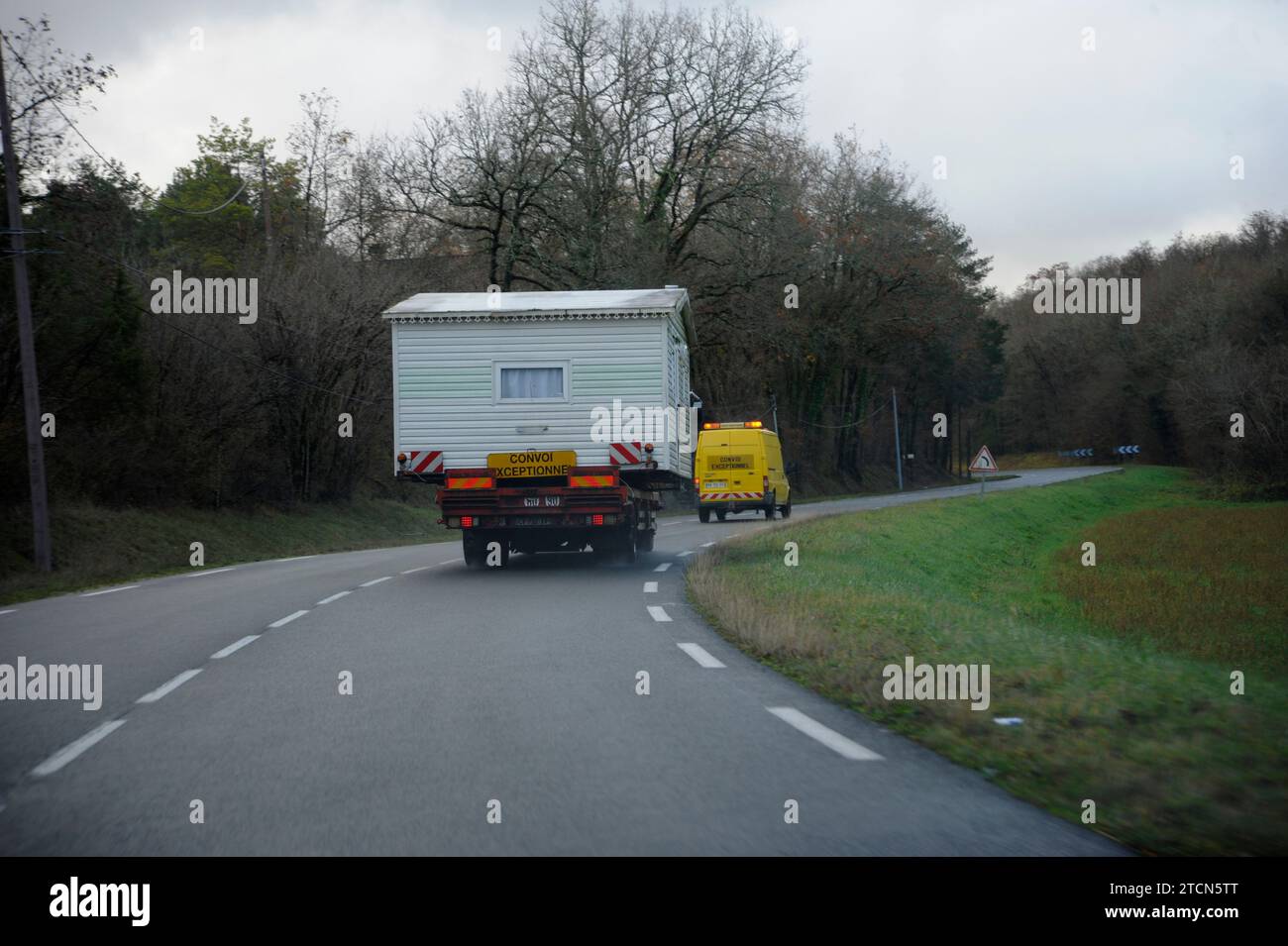 WIDE LOAD - ESCORTED CONVOY OF A BUNGALOW HOUSE - HOUSE MOVING - HEAVY ...