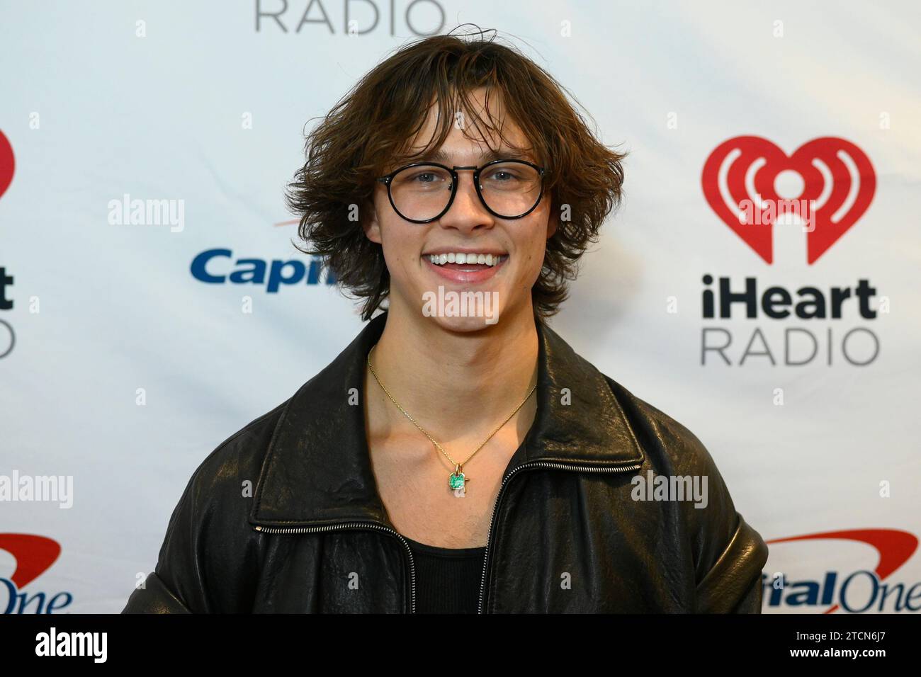 American guitar virtuoso David Kushner showcases his rockstar presence ...