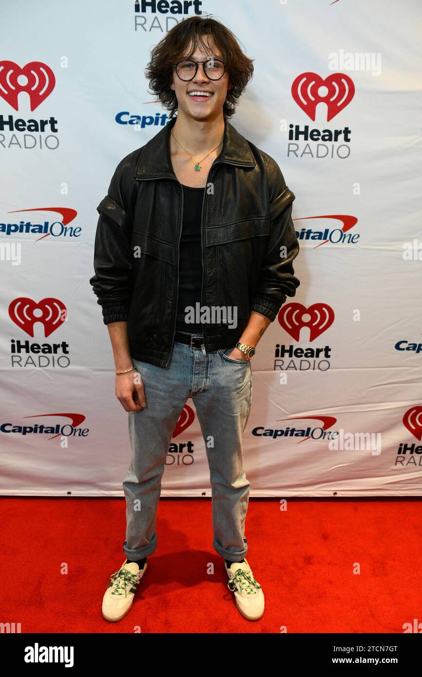 American guitar virtuoso David Kushner showcases his rockstar presence ...