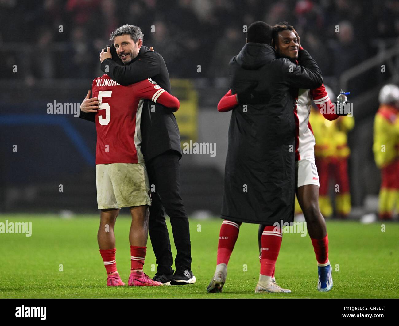 ANTWERP - (l) Owen Wijndal of Royal Antwerp FC, Royal Antwerp FC trainer coach Mark van Bommel ...