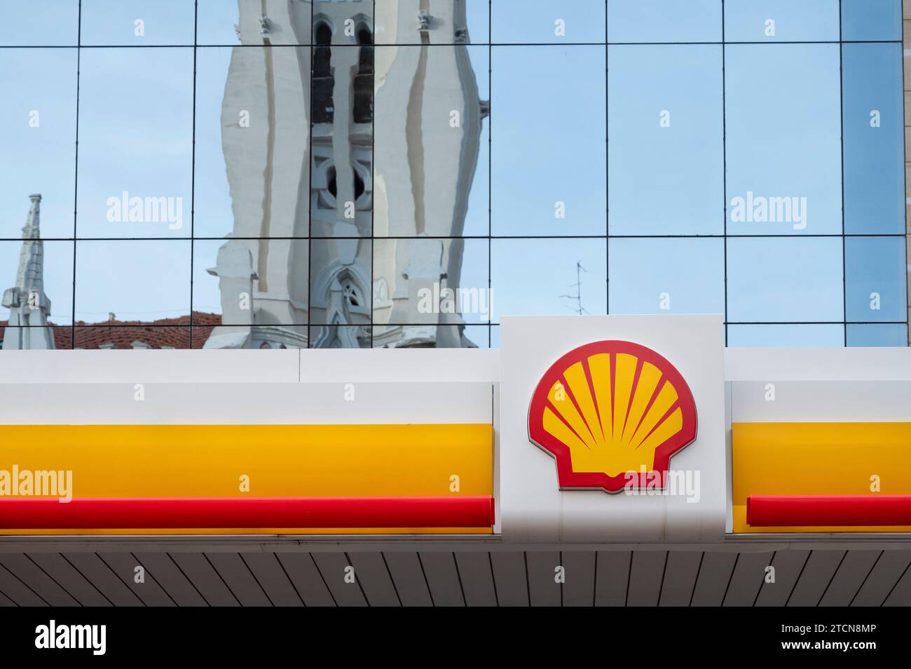 Spain sign shell gas logo hi-res stock photography and images - Alamy