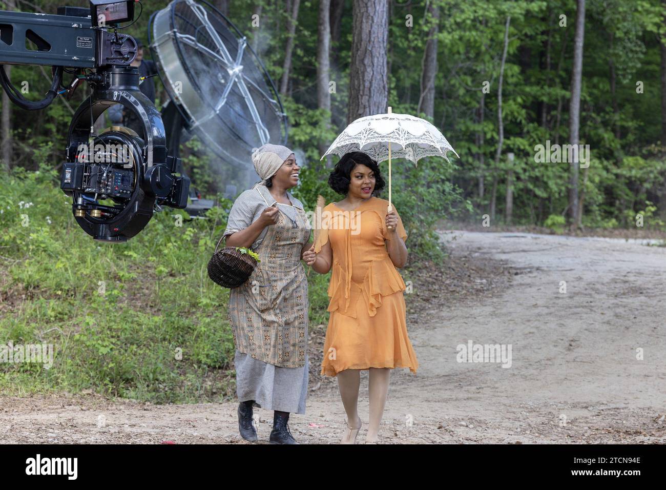 THE COLOR PURPLE, from left: Fantasia Barrino, Taraji P. Henson, on set ...