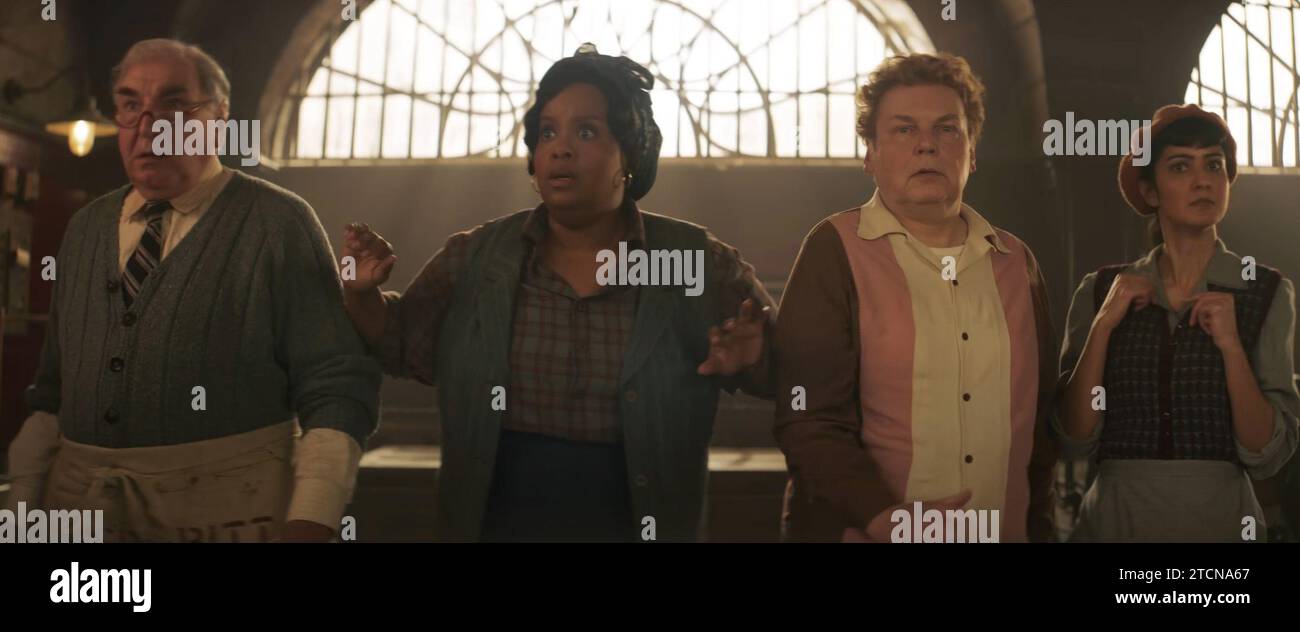WONKA, from left: Jim Carter, Natasha Rothwell, Rich Fulcher, Rakhee Thakrar, 2023. © Warner ...