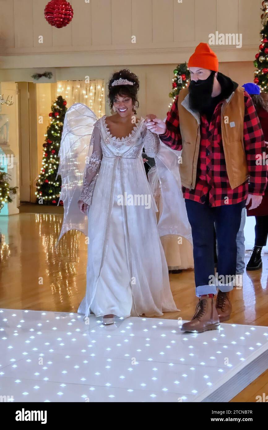 MAGIC IN MISTLETOE, from left: Lyndie Greenwood, Paul Campbell, (aired ...