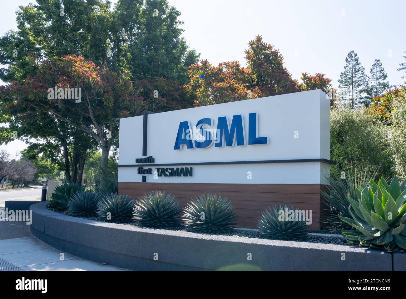Asml logo building exterior hi-res stock photography and images - Alamy