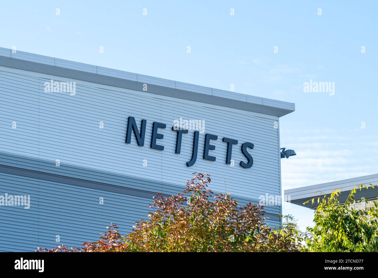 Netjets sign hi-res stock photography and images - Alamy