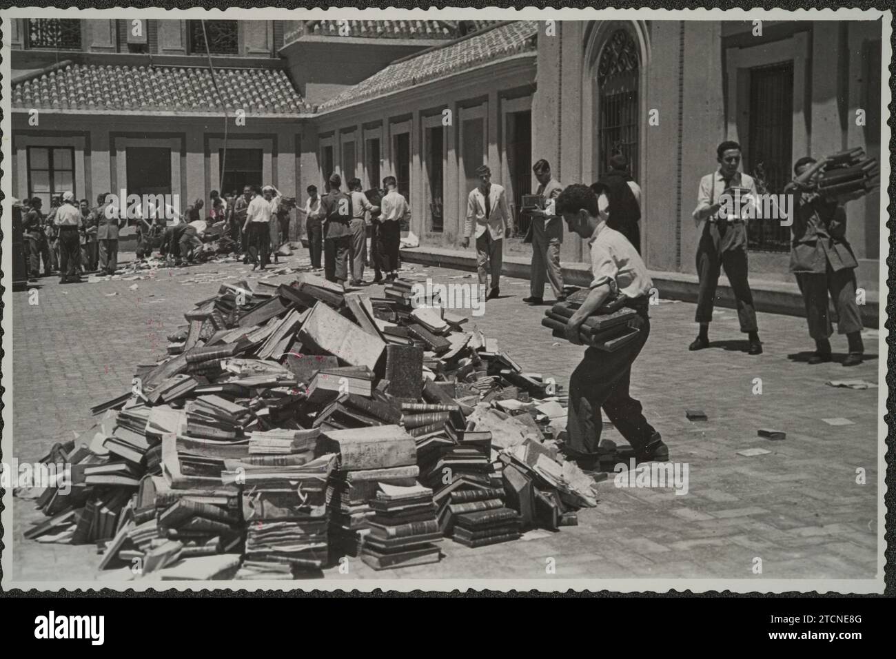 Groups of volunteers hi-res stock photography and images - Alamy