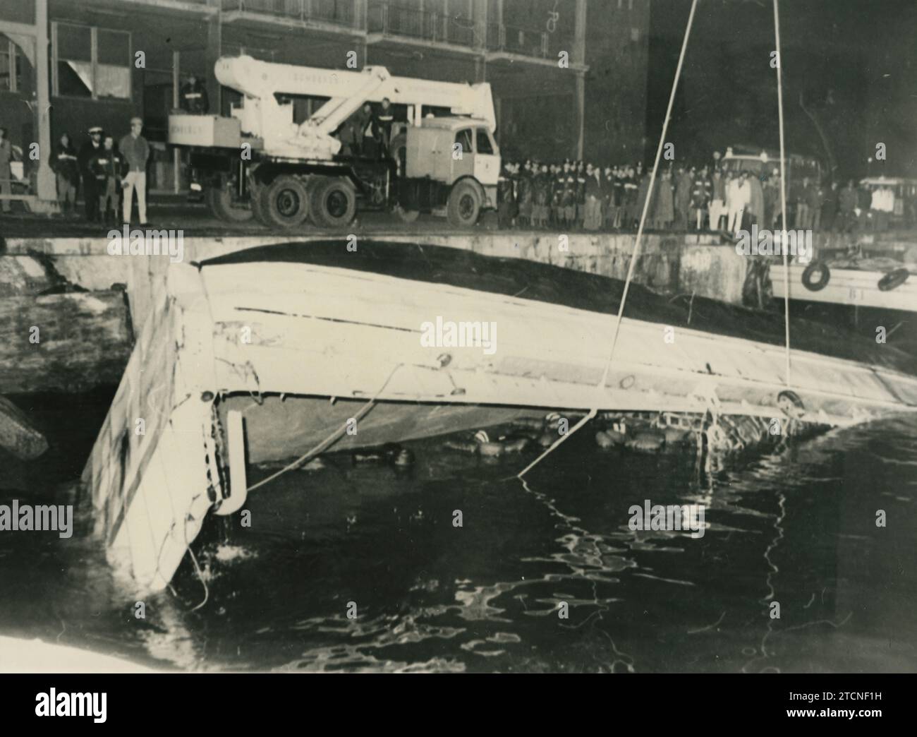 Barcelona, 01/17/1977. Tragic accident in the port of Barcelona. An ...