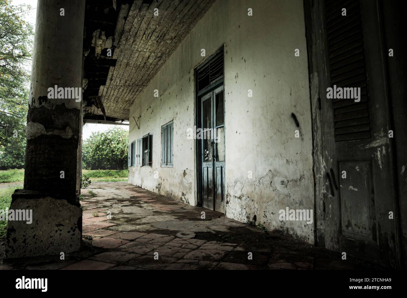 terrace of an empty house that has been left in a state of disrepair Stock Photo - Alamy