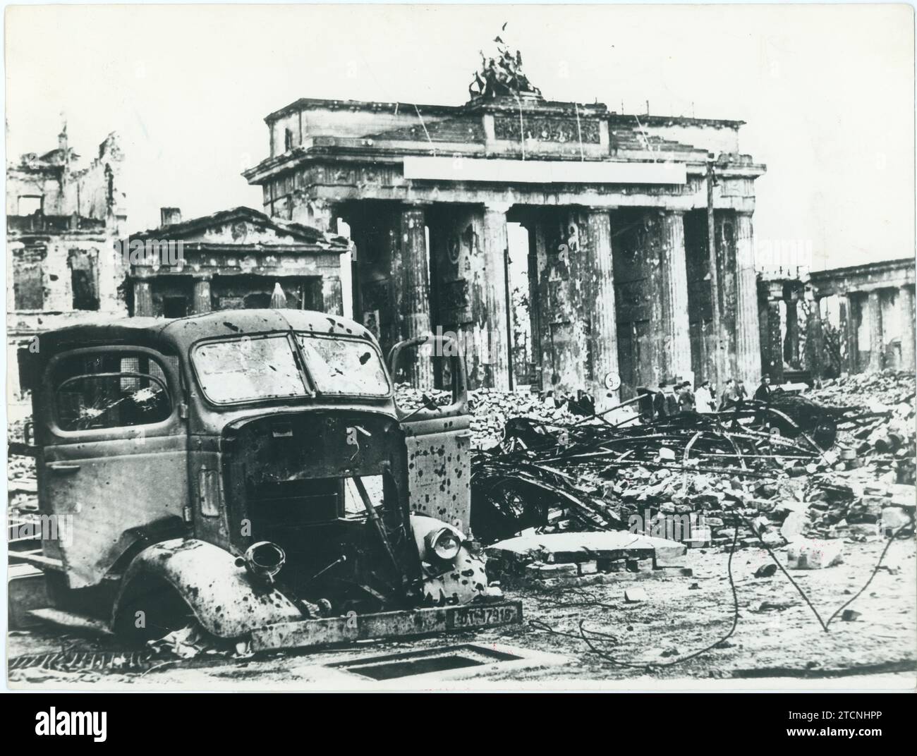 Berin (Germany), June 1945. The Brandenburg Gate surrounded by rubble ...
