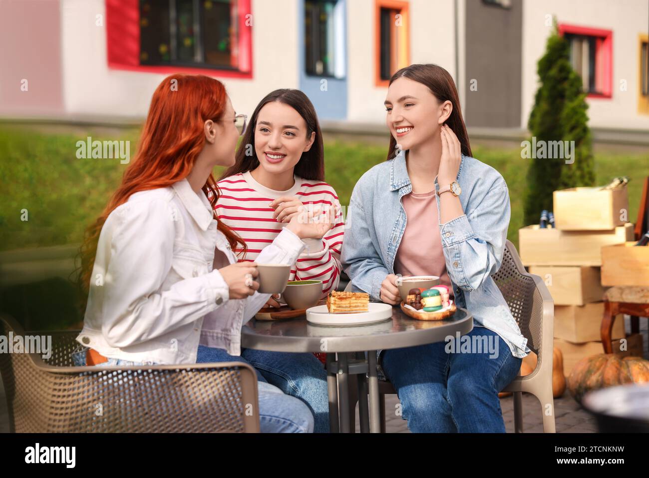Happy friends talking and drinking coffee in outdoor cafe Stock Photo ...