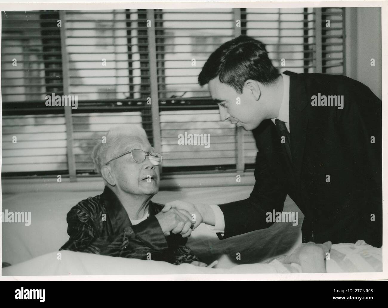 Kawit (Cavite, Philippines), 1962. Luis María Ansón, greets General ...