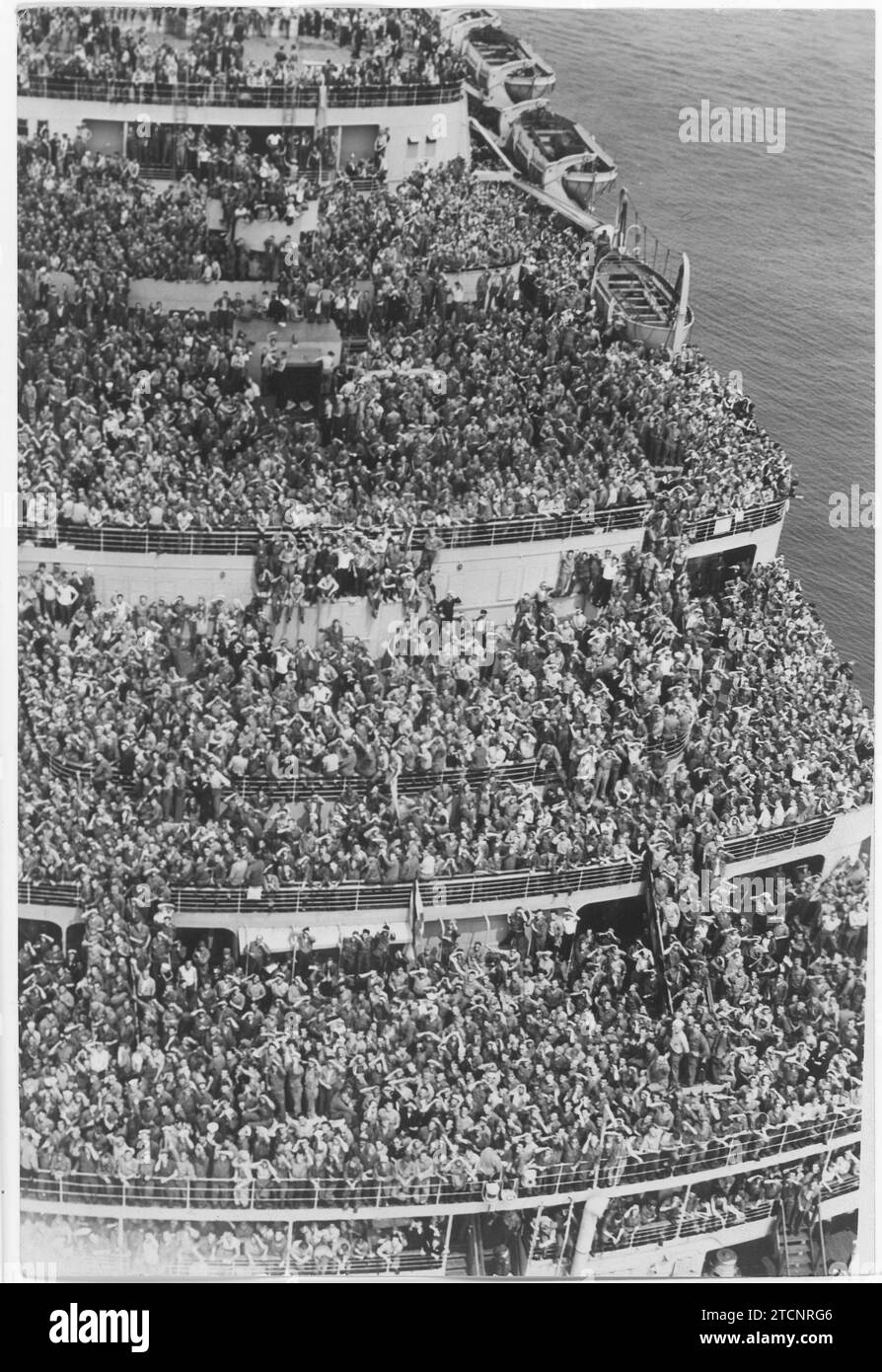 World war soldiers returning 1945 Black and White Stock Photos & Images ...