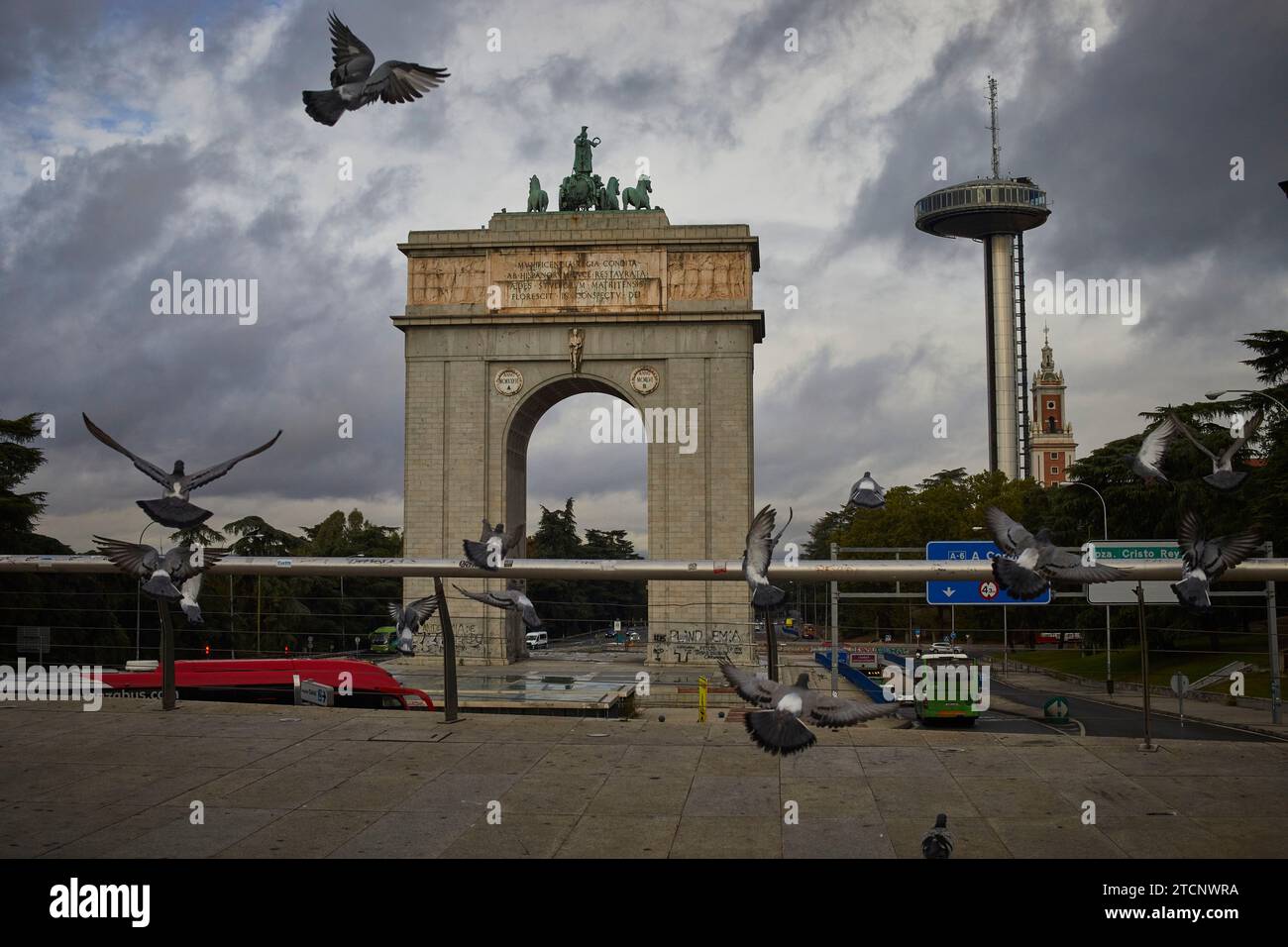Madrids victory arch hi-res stock photography and images - Alamy