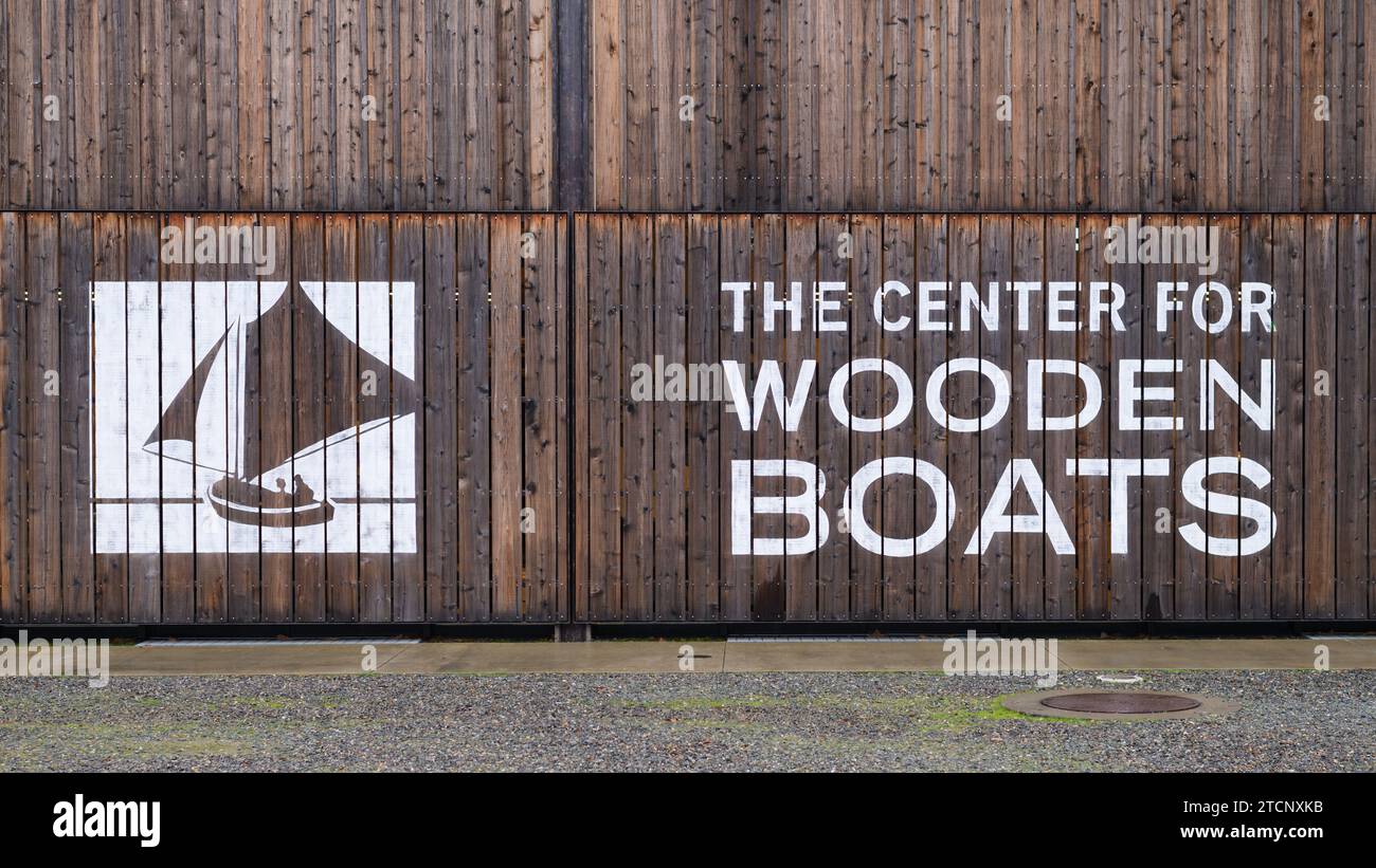 Vertical wooden slats hi-res stock photography and images - Alamy