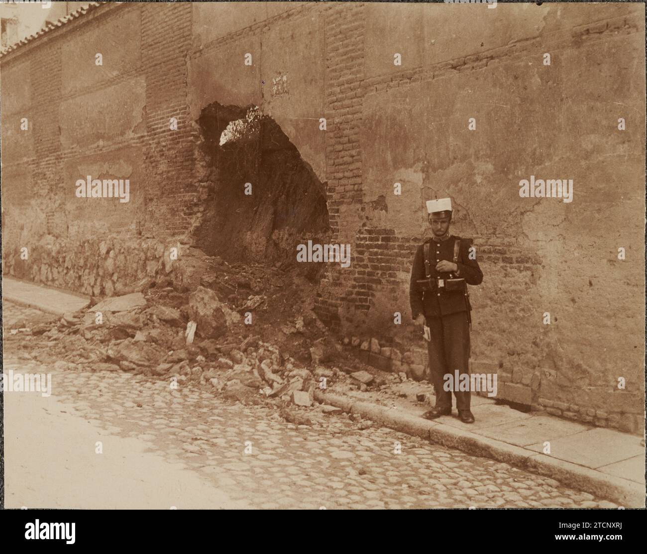 Madrid, 09/11/1906. Sinking in the exterior wall of the women's prison ...