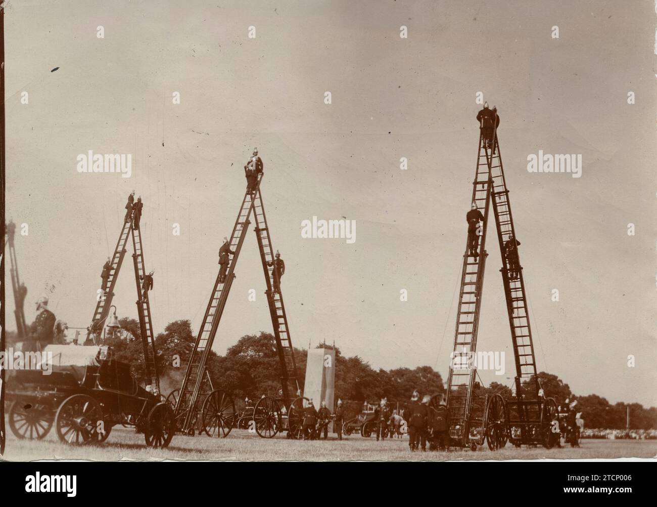 London (United Kingdom), August 1906. The fire brigade performing a ...
