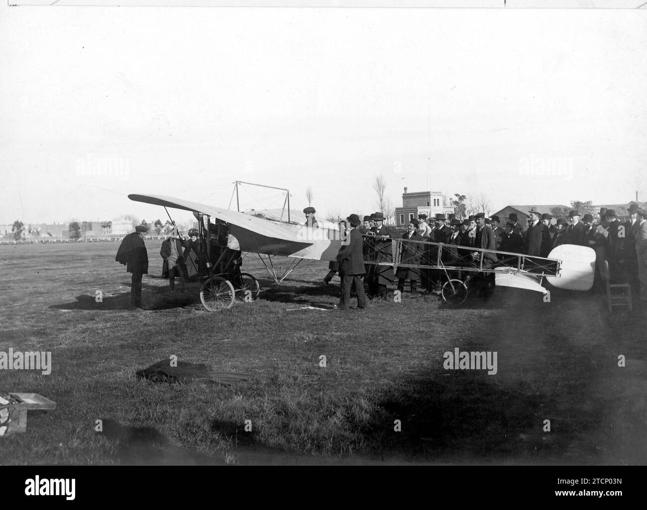 01/31/1910. The First Aviation Experiments in Spain. M. Manet Crewing ...