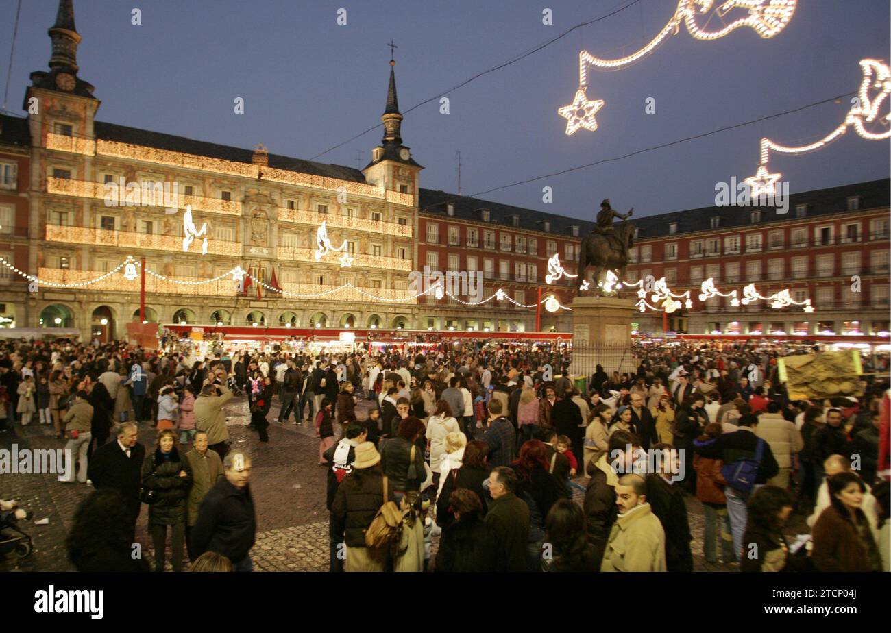 Madrid, 12/06/2004. Christmas atmosphere in the Plaza Mayor. Credit ...
