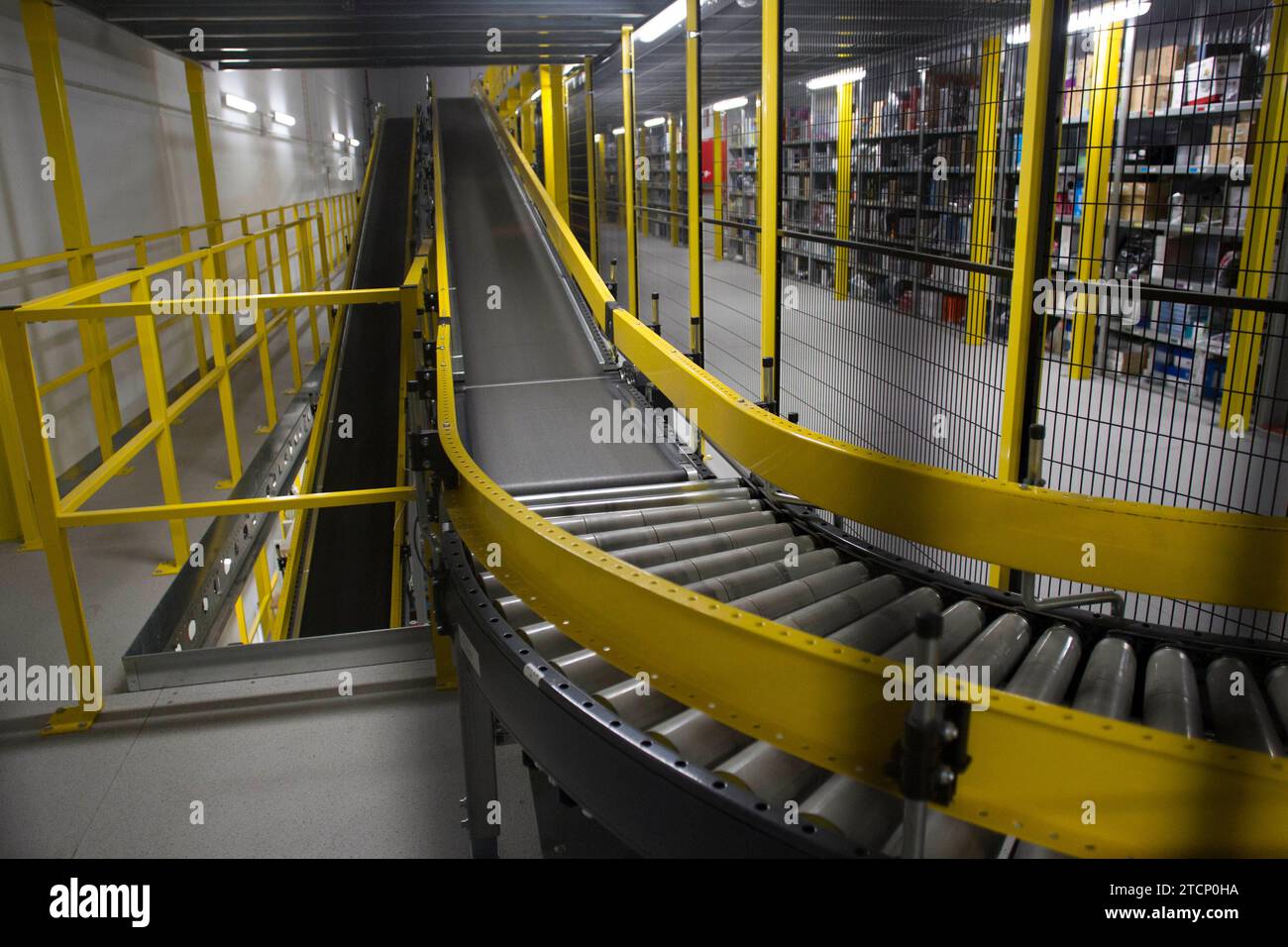Amazon logistics center hi-res stock photography and images - Alamy