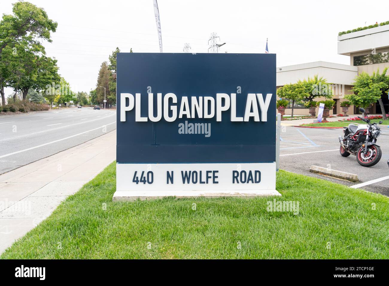 Plug And Play Tech Center Logo