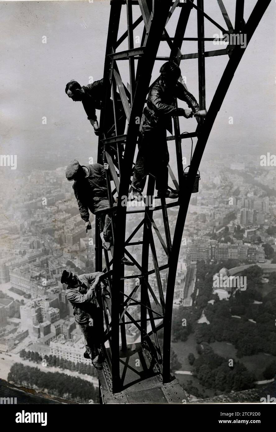 06/30/1924. Paris. At the top of the Eiffel Tower. Painters working, 300 meters high, repainting ...