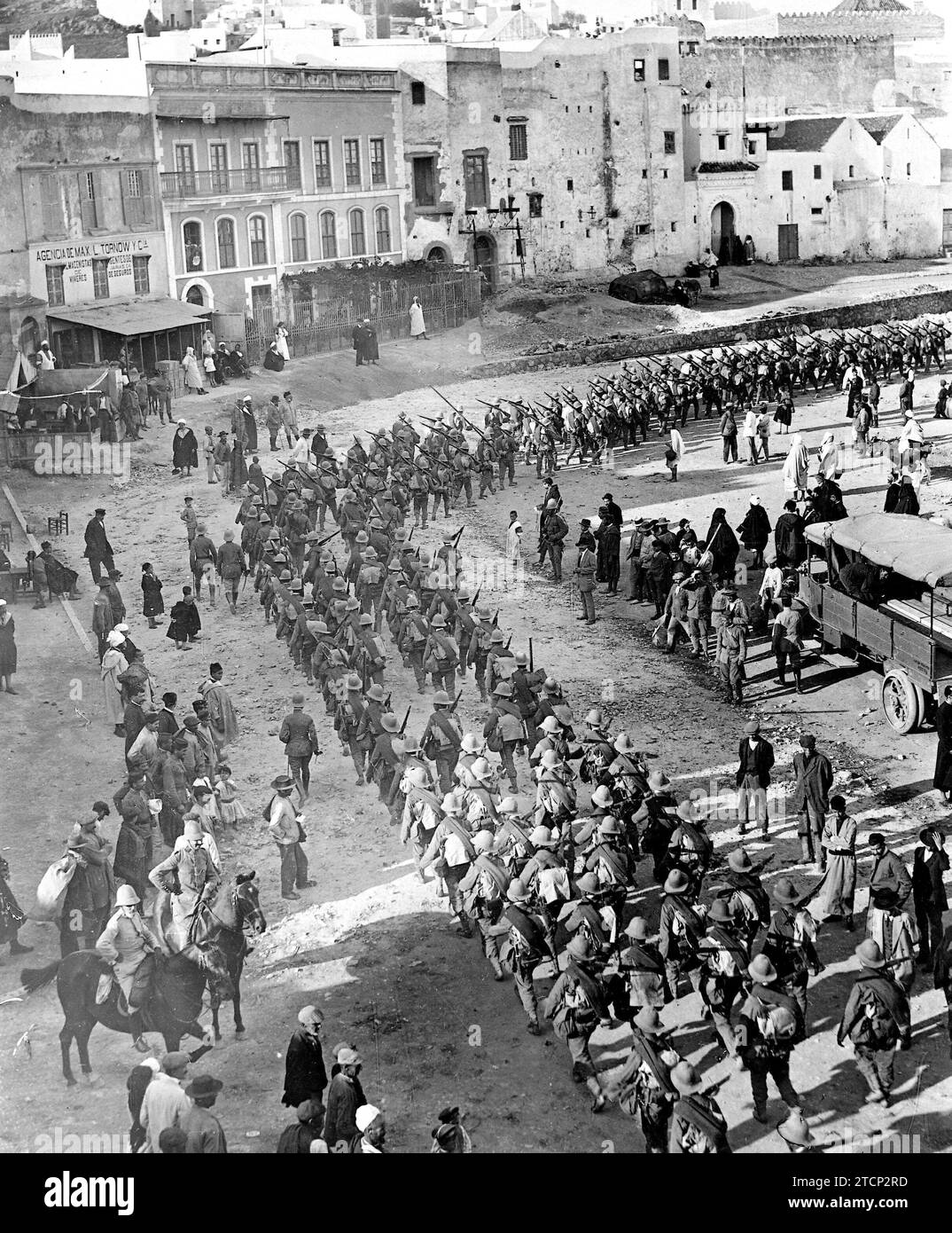09/30/1913. Spanish Soldiers in Tetuan. Appearance of the Plaza de ...