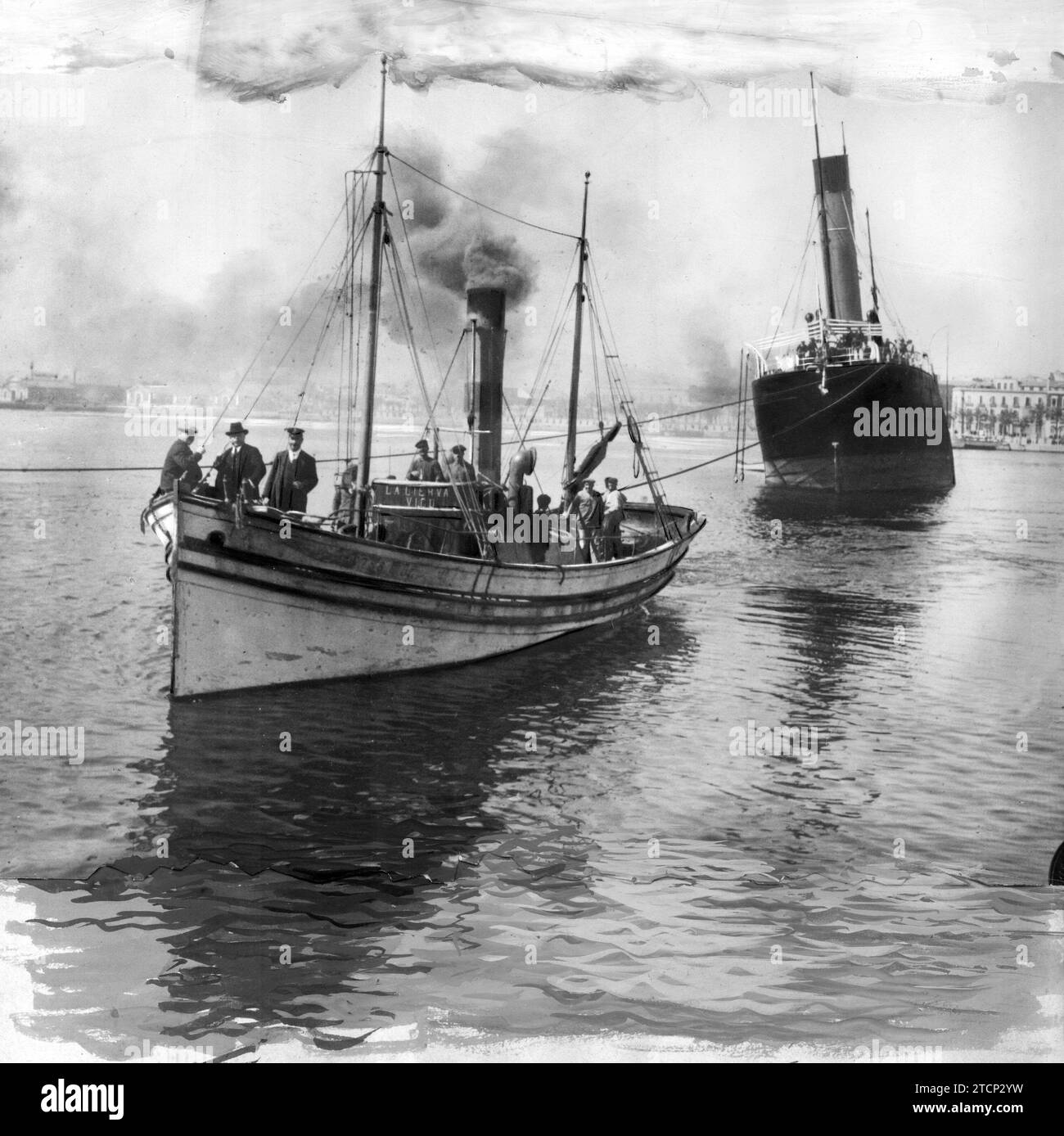 02/28/1915. Fire of a ship in Alicante. Trailer outside the port of the ...