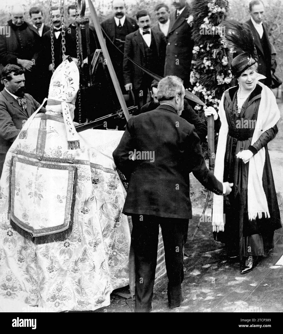 05/05/1915. An interesting ceremony in Valdelatas. HM Queen Victoria ...