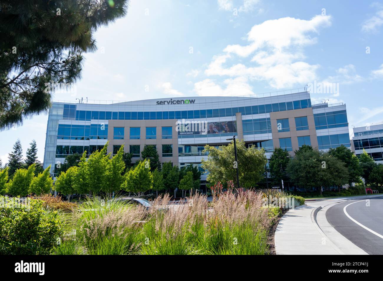 Servicenow hi-res stock photography and images - Alamy