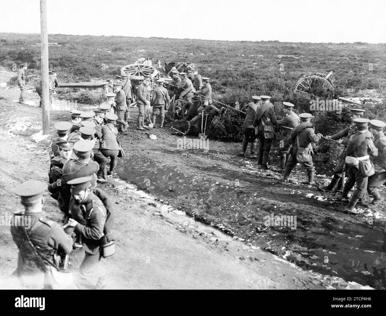 05/31/1915. The English in War. Artillery soldiers busy lifting a ...