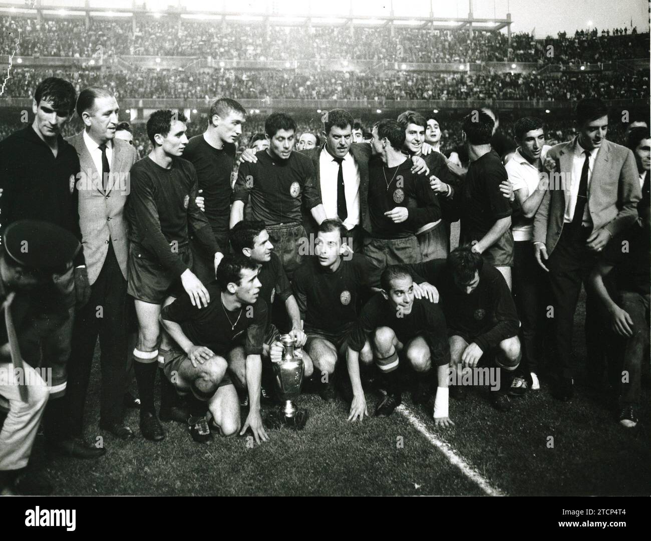 Madrid, 6/21/1964.- The Spanish team poses after winning the European ...