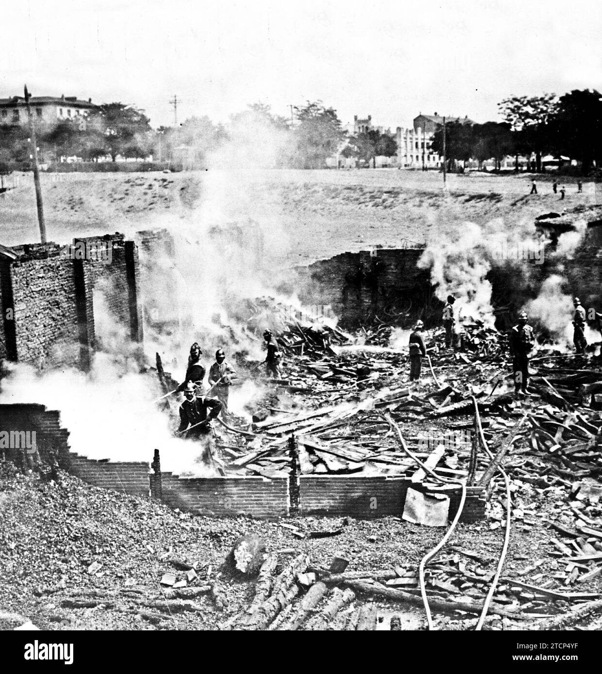 08/22/1912. From yesterday's fire in Madrid. Debris from the Lumber ...