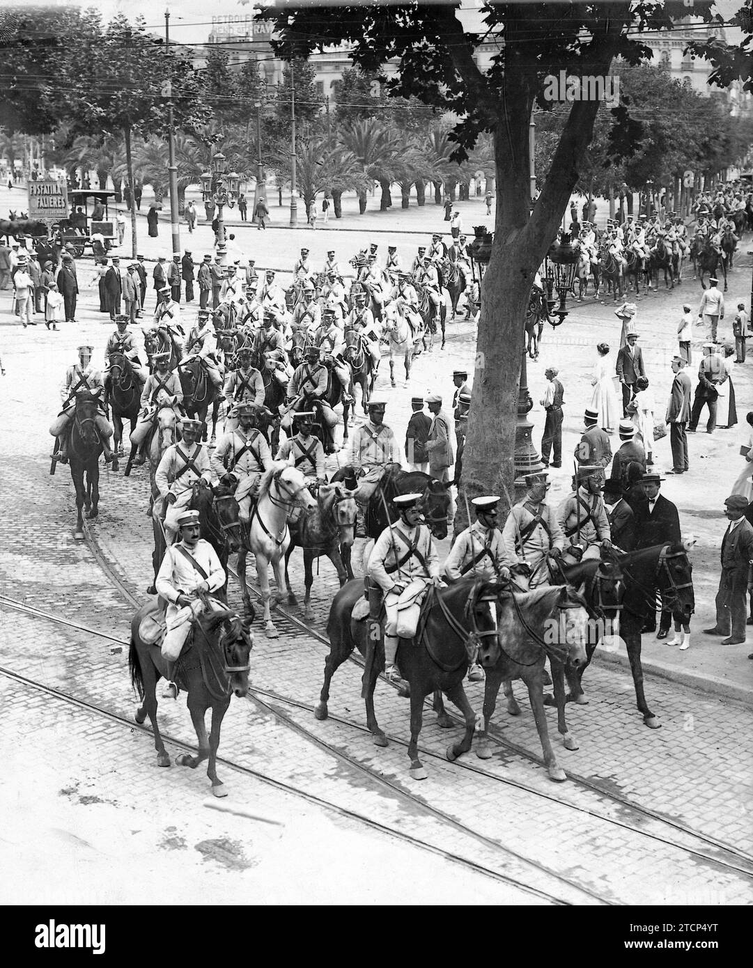08/06/1913. The factory strike in Barcelona. A cavalry regiment touring ...