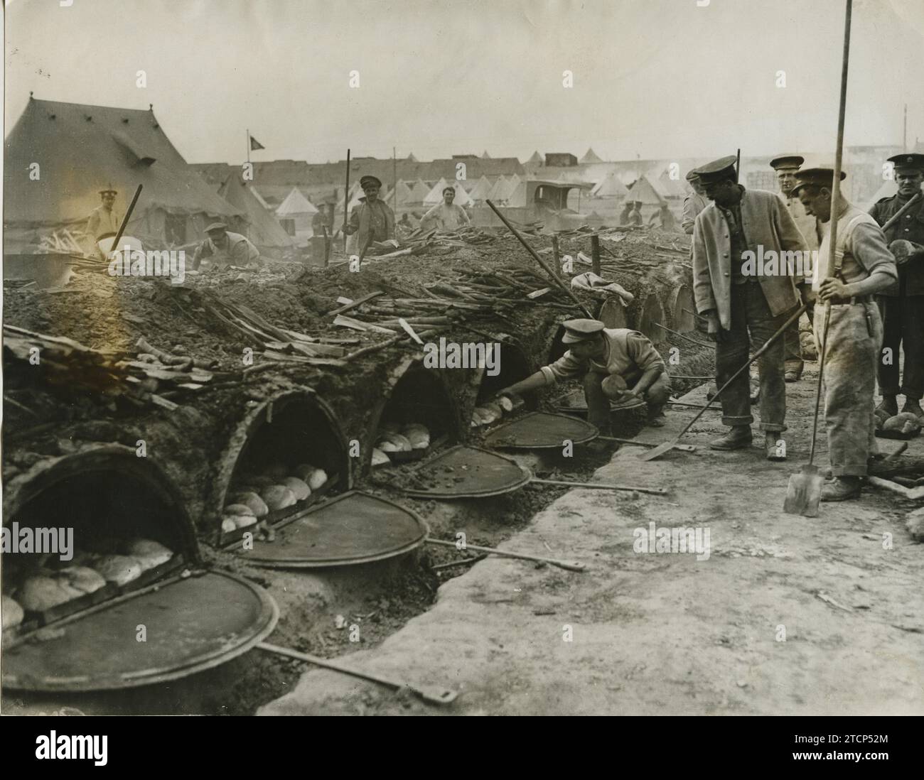 Thessaloniki (Greece), March 1916. The English on campaign. Military ...