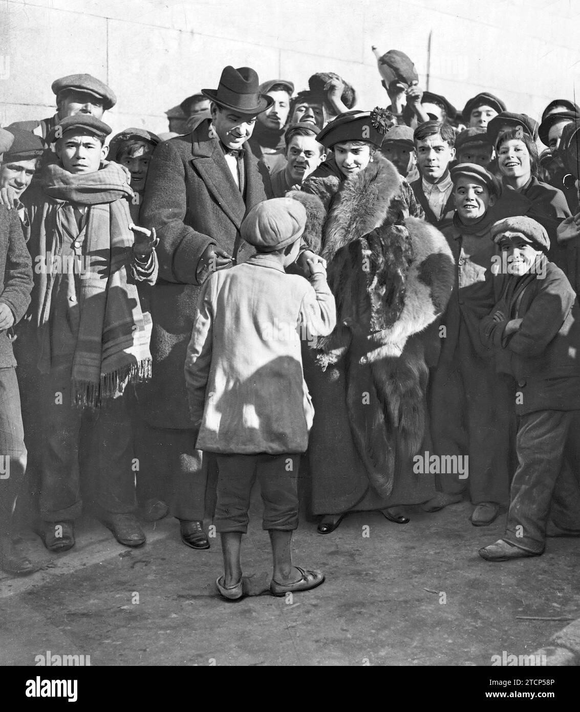 11/30/1914. Next to the Mint. The famous artist Pastora Empire handing ...