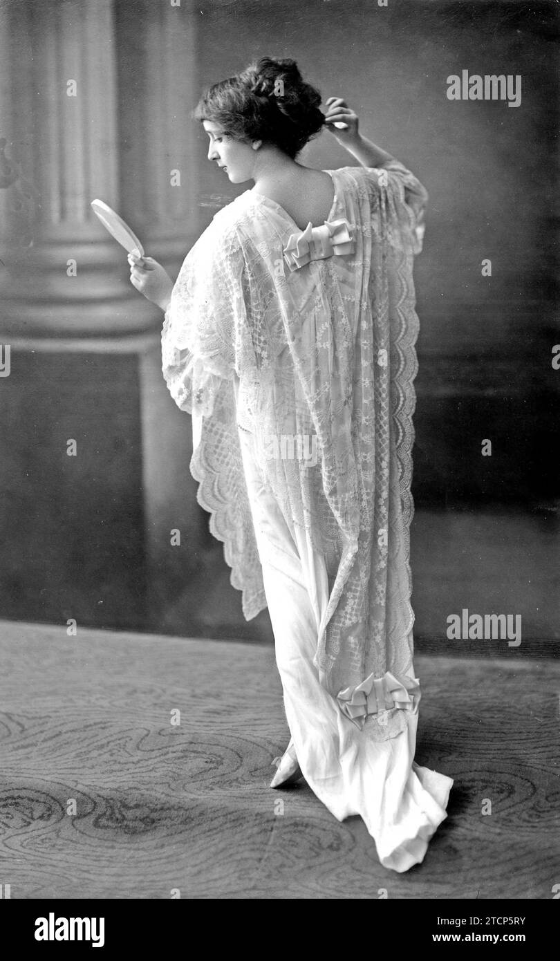 1912 fashion Black and White Stock Photos & Images - Alamy