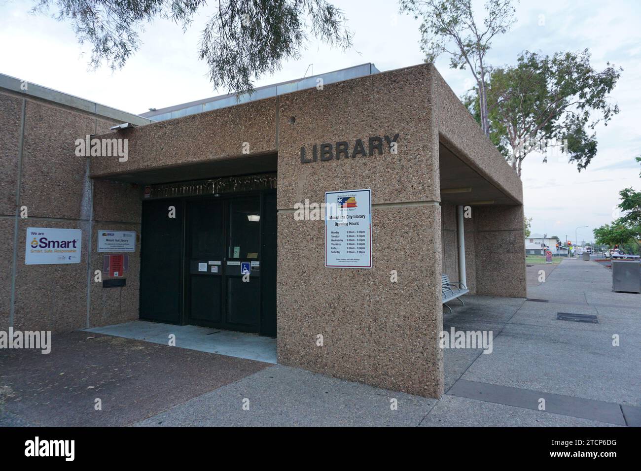Public library exterior sign hi-res stock photography and images - Alamy