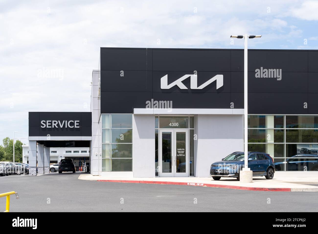 Kia car dealership exterior hi-res stock photography and images - Alamy