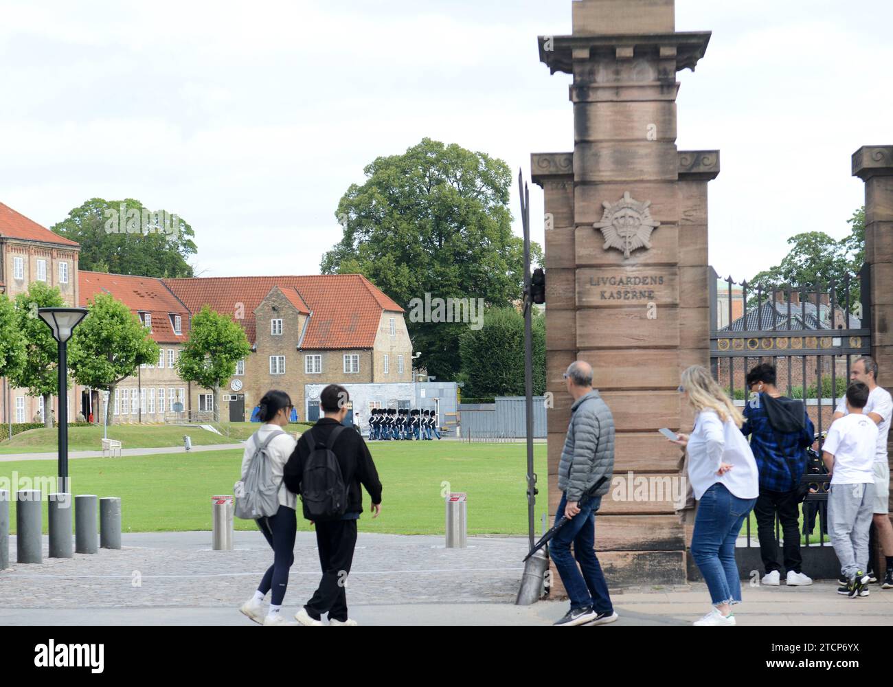 Tourist watching the Danish Royal Guard marching out from Rosenborg ...