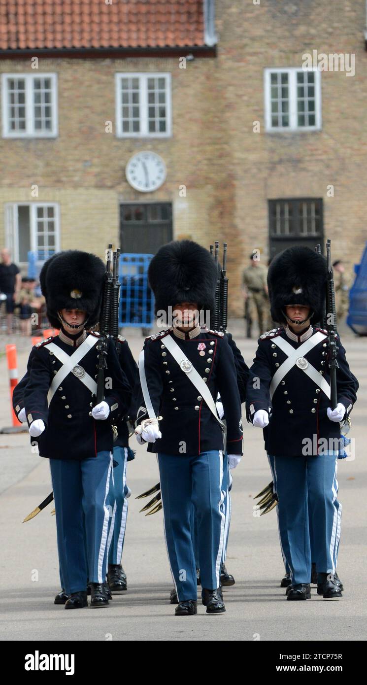 Royal guard marching in hi-res stock photography and images - Alamy